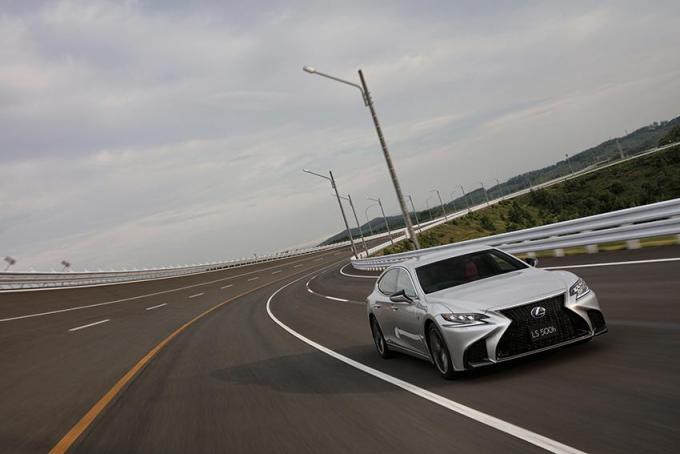 新型レクサスLSは世界の高級サルーンを超えたか？ 優位点を徹底チェック | 自動車情報・ニュース WEB CARTOP