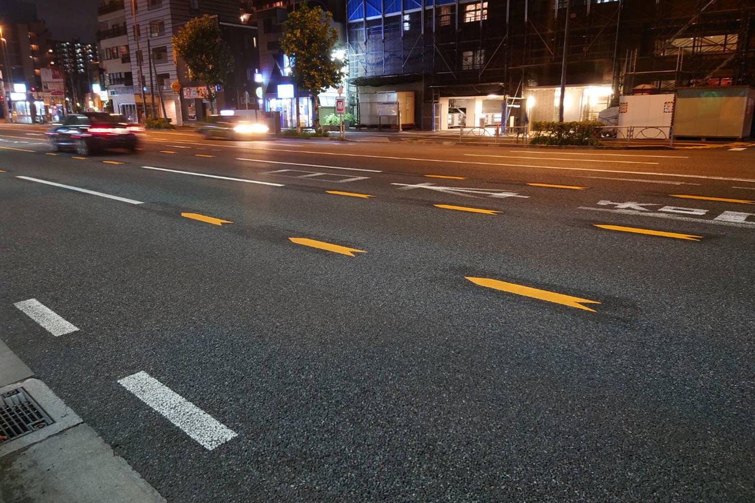 突如登場した謎の「車線」! 「黄色い破線」は踏んだり跨いだりしたら「違反」? 自動車情報・ニュース Web Cartop 2ページ目