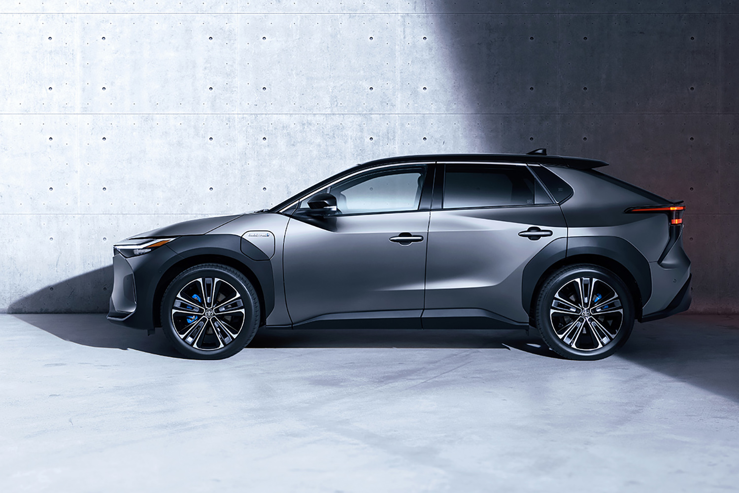 トヨタ新型BEV『bZ4X』が5月12日に発売！ 日本は全数リース販売、サブスク「KINTO」でレンタル可能| 自動車情報・ニュース WEB CARTOP