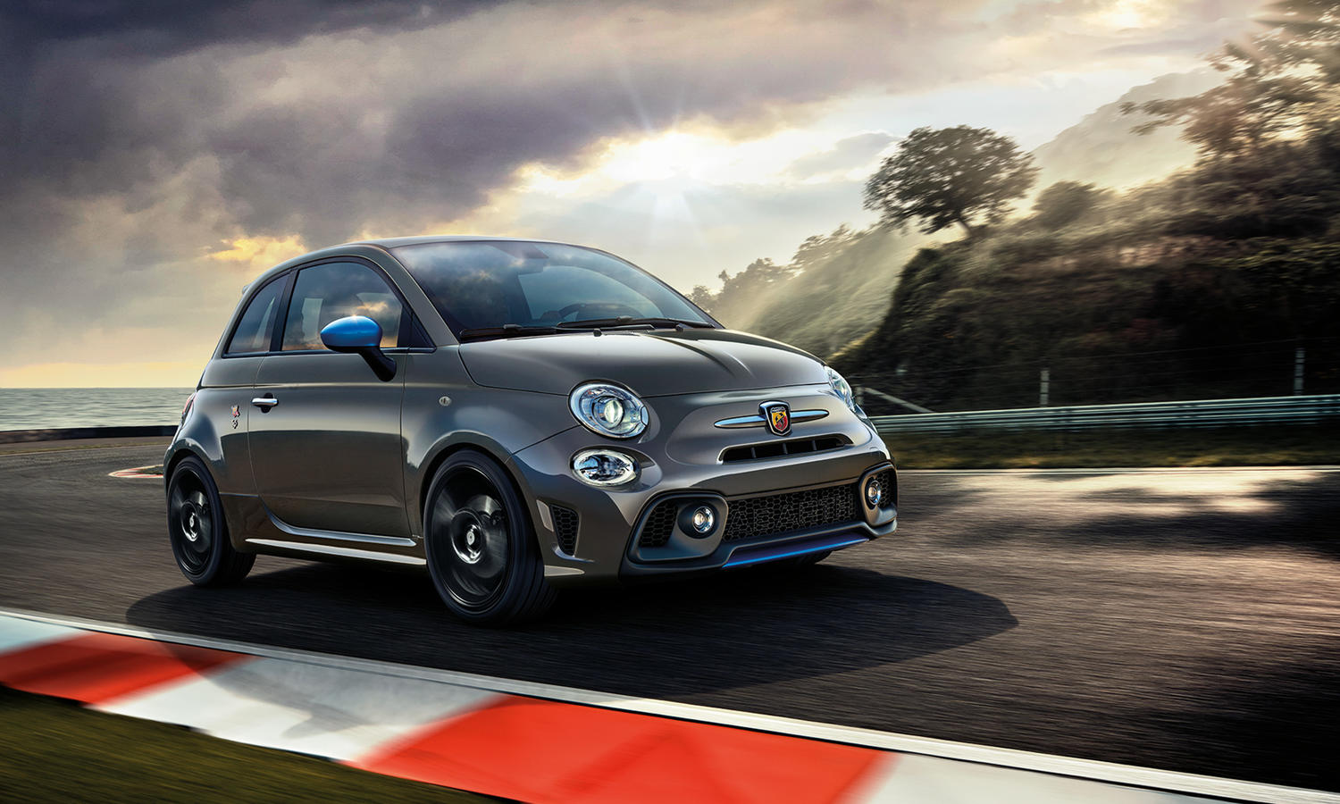 アバルト595シリーズに新グレード「F595」を追加！ サソリの毒をちょっと強めに注入して俊敏性と快適性をバランスさせたホットハッチ | 自動車情報・ニュース WEB CARTOP