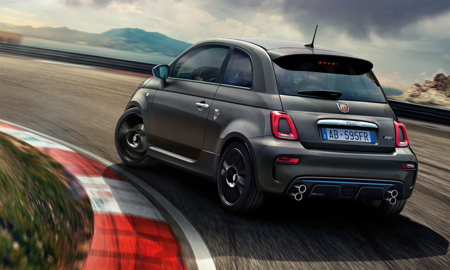 アバルト595シリーズに新グレード「F595」を追加！ サソリの毒をちょっと強めに注入して俊敏性と快適性をバランスさせたホットハッチ | 自動車情報・ニュース WEB CARTOP
