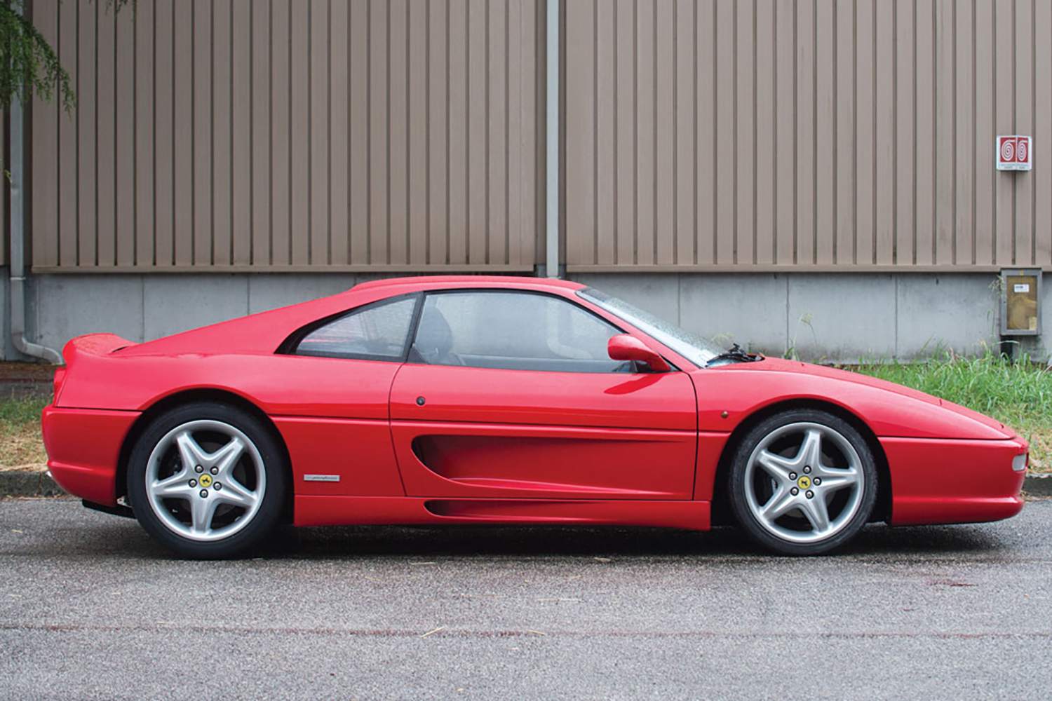 スーパーカーとしては凡庸なスタイリングにほどほどのパフォーマンスなのになぜ高い！ もっとも平凡なフェラーリであるF355が愛される理由 | 自動車情報・ニュース WEB CARTOP - 2ページ目