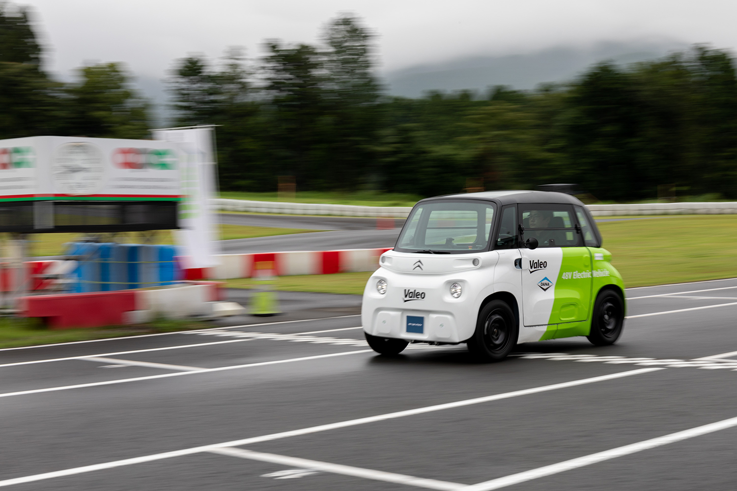 フランスのメガサプライヤーがチューニングした「ヴァレオ48Vライトeシティーカー」に乗った！ 14歳でシトロエン・アミに乗れるフランスがうらやましすぎる | 自動車情報・ニュース WEB CARTOP