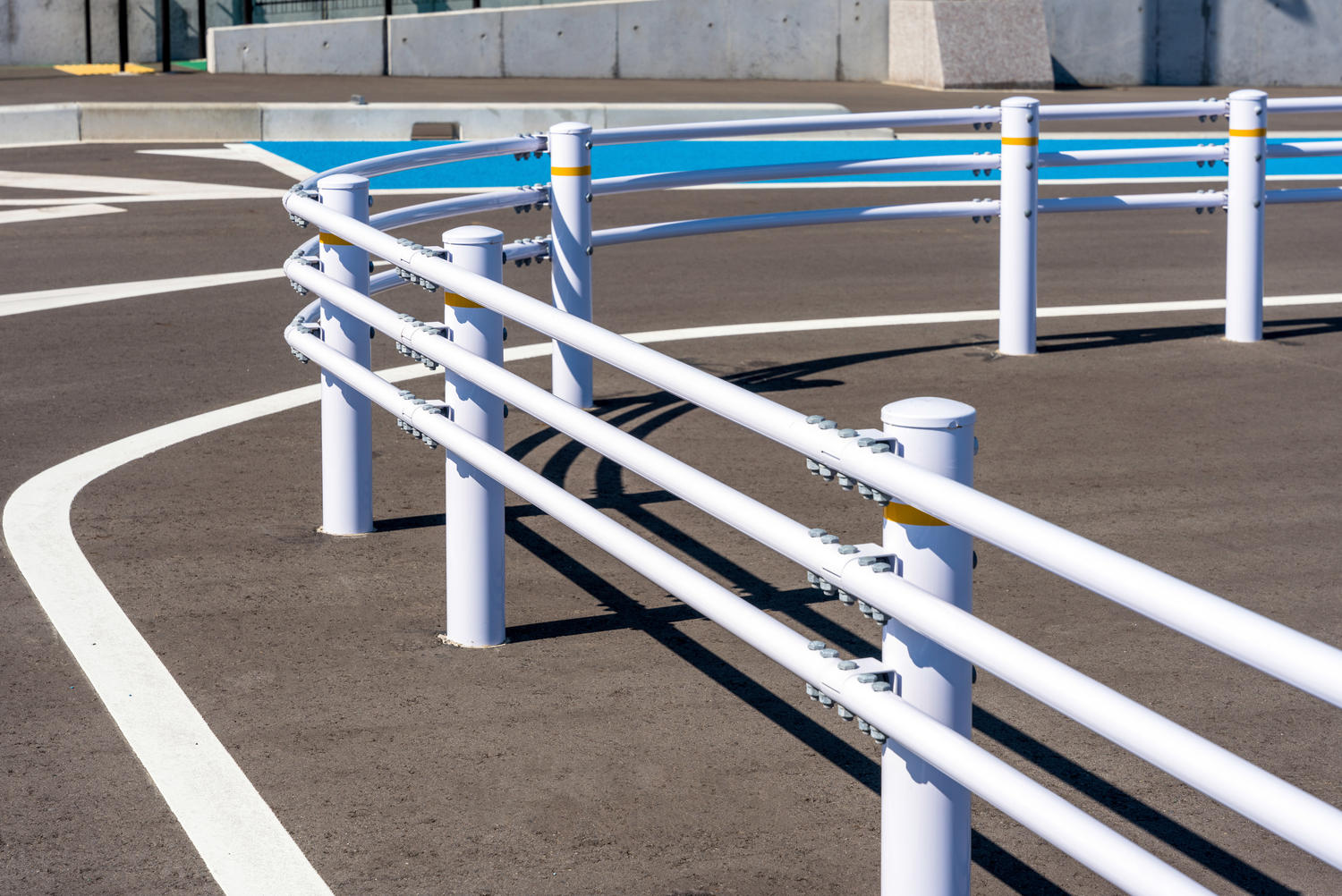 街中で見かけるガードレールの決まりを解説！ 自動車用は4種類、白以外もOK | 自動車情報・ニュース WEB CARTOP