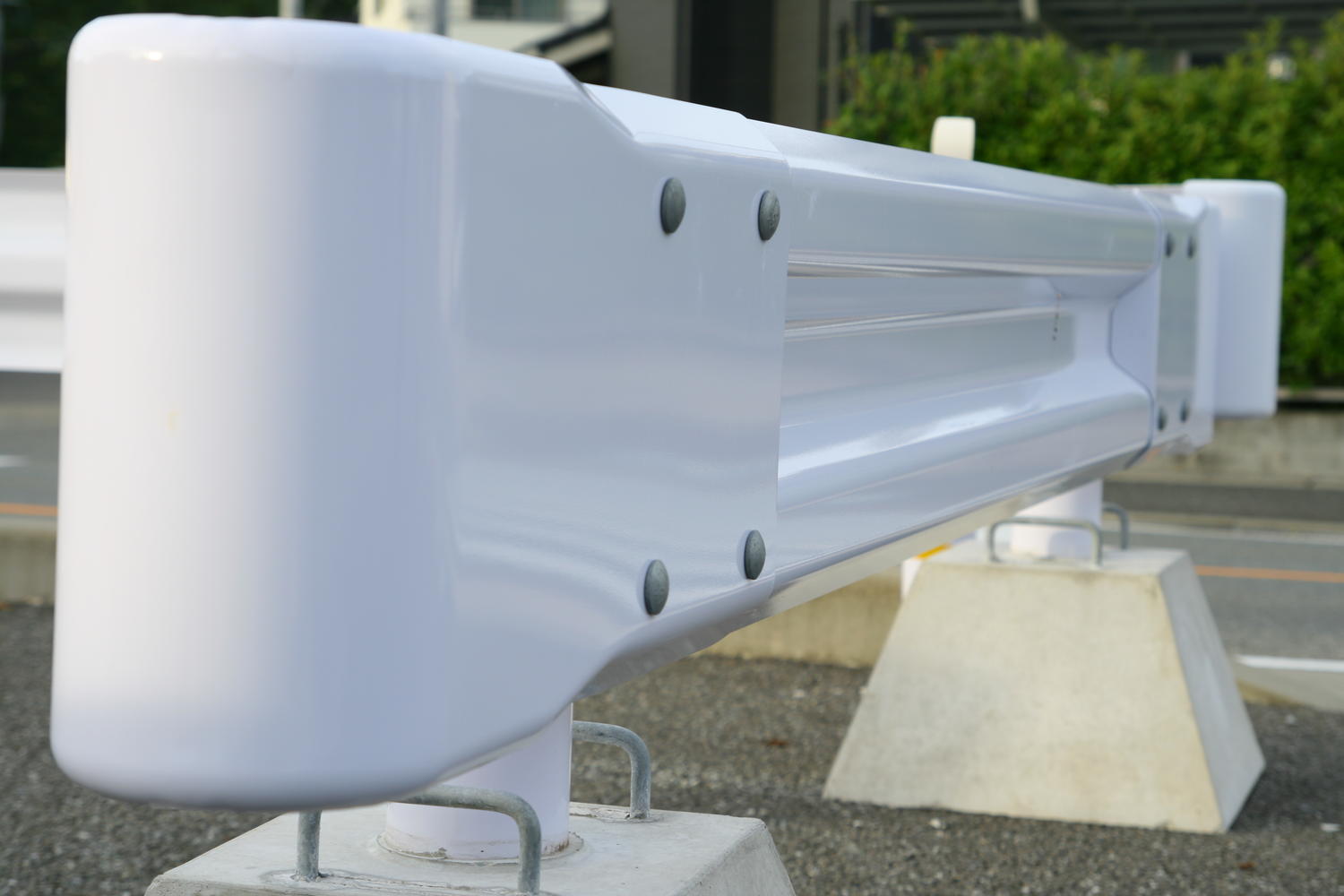 街中で見かけるガードレールの決まりを解説！ 自動車用は4種類、白以外もOK | 自動車情報・ニュース WEB CARTOP