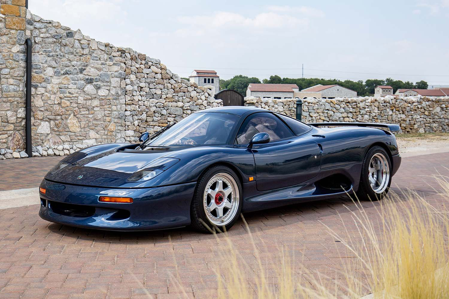 スーパーカーのなかでもとりわけ動かすのが大変すぎたモデルたち！ 「うるさくて会話ができない！」「ボディがデカすぎる！」と扱うのが難しかったクルマ3選 | 自動車情報・ニュース WEB CARTOP