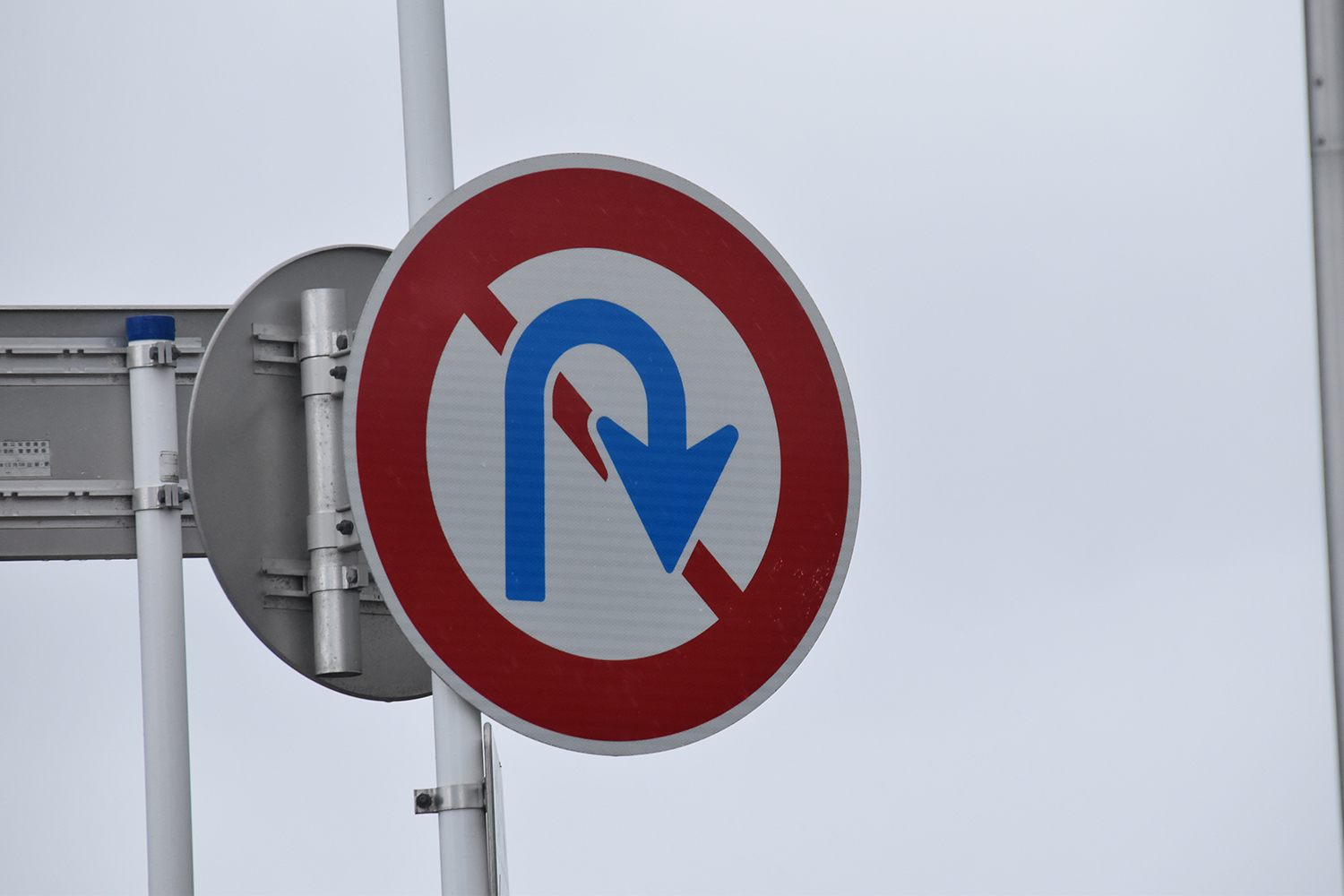 右折レーンからのUターンは違法じゃない！ Uターンのルールを解説 | 自動車情報・ニュース WEB CARTOP