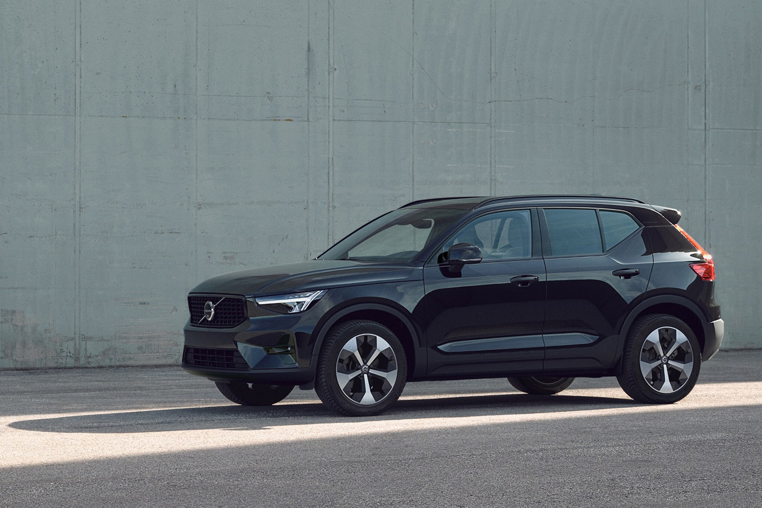 XC40に設定されたこれまでのイメージを打ち破る精悍でスポーティな黒いボルボ！ 特別仕様車「アルティメットB4 AWD ダークエディション」を発売 | 自動車情報・ニュース WEB CARTOP