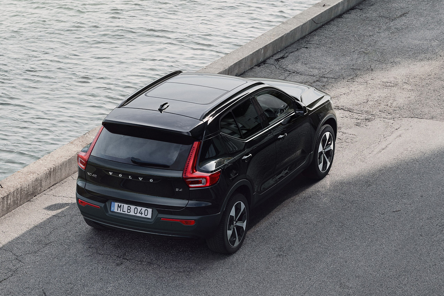 XC40に設定されたこれまでのイメージを打ち破る精悍でスポーティな黒いボルボ！ 特別仕様車「アルティメットB4 AWD ダークエディション」を発売 | 自動車情報・ニュース WEB CARTOP