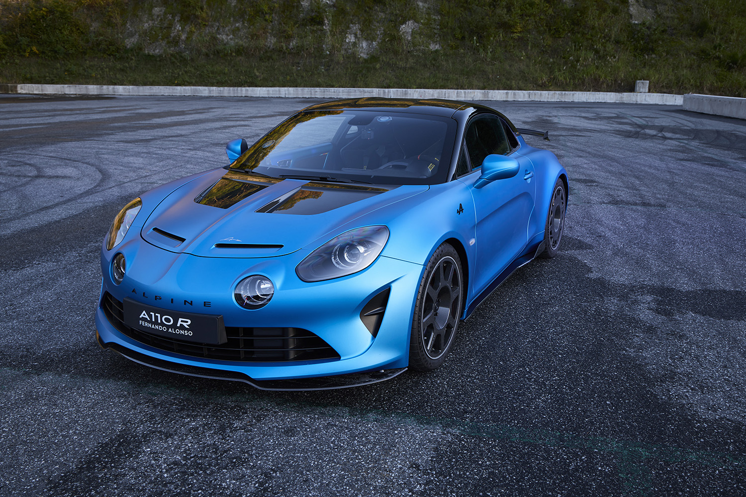 F1ドライバーの名を冠した1台のみの限定モデル！ アルピーヌA110 Rの受注を開始し、限定モデル「フェルナンド・アロンソ」も新たに登場 | 自動車情報・ニュース WEB CARTOP