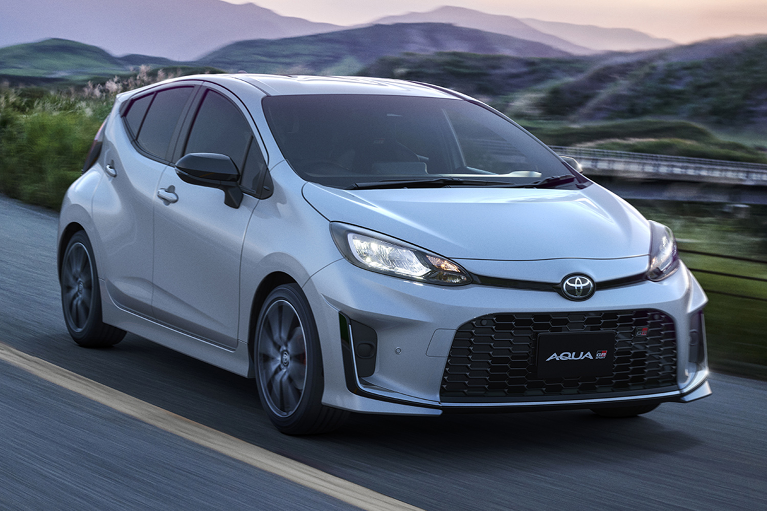 ハイブリッドコンパクトカーにスポーティなモデルが追加！ トヨタ・アクアGRスポーツが発表 | 自動車情報・ニュース WEB CARTOP