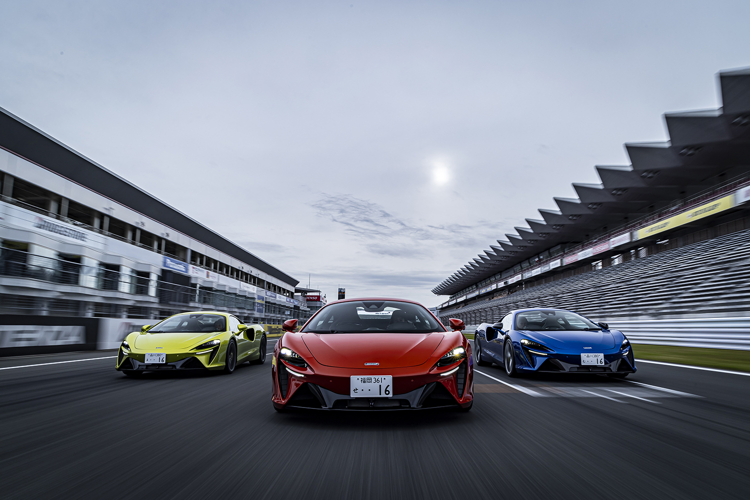 マクラーレン初のプロダクションPHVモデル「アルトゥーラ」に試乗！ 時速200km/hでも安定感にはいっさいの不安はなかった | 自動車情報・ニュース WEB CARTOP - 2ページ目