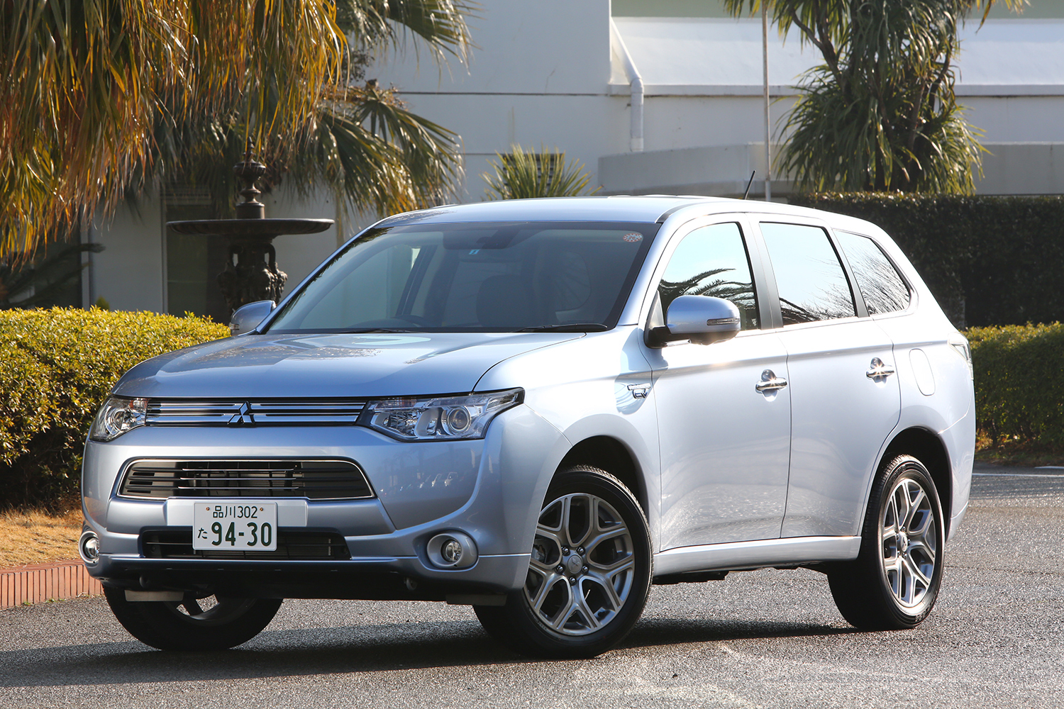 アウトランダーPHEVの新型と旧型をテストコースで乗り比べ！ 10年間の進化の幅を体感した | 自動車情報・ニュース WEB CARTOP