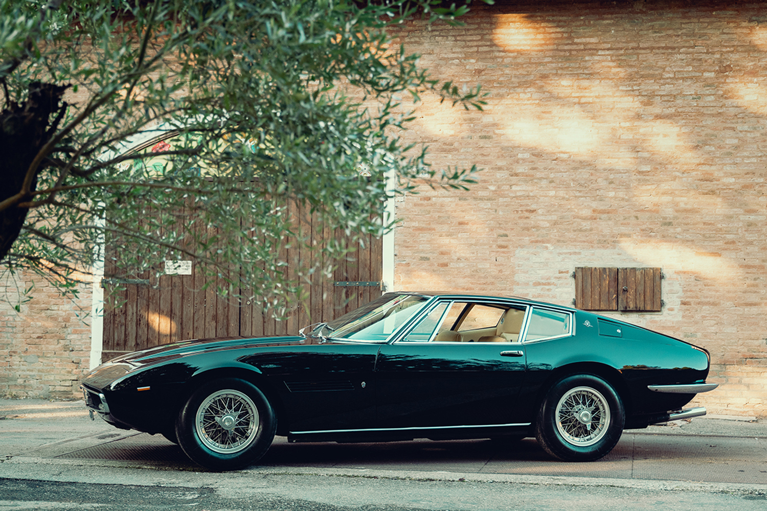ランボルギーニ・ミウラがライバルだったマセラティのスーパーカー「ギブリ」 | 自動車情報・ニュース WEB CARTOP