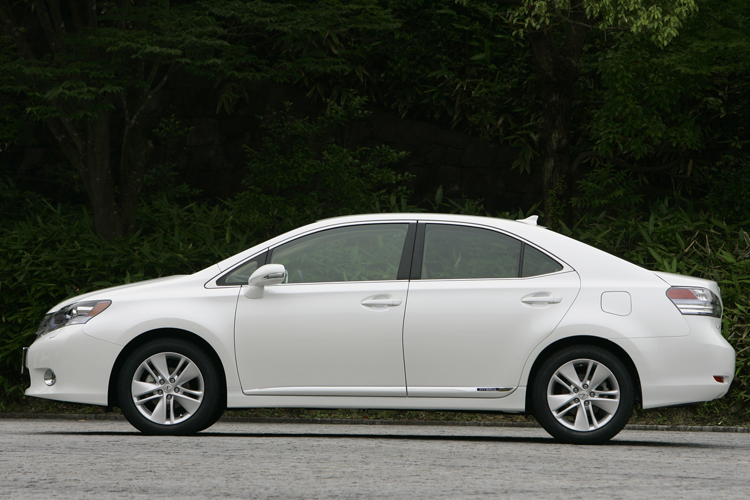 レクサスHSってどんなクルマ？ 現在の中古車相場についても解説！ | 自動車情報・ニュース WEB CARTOP