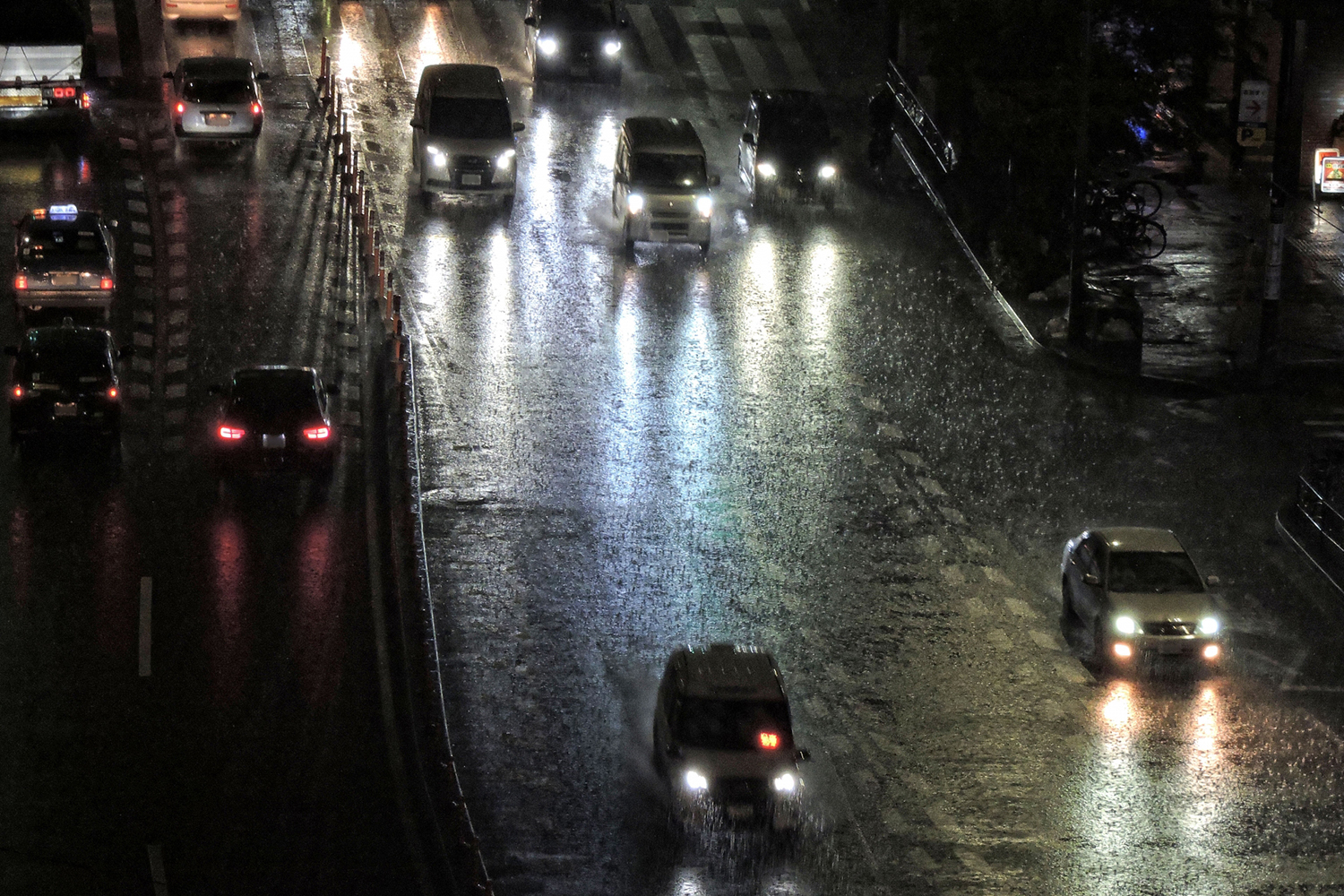 運転中にゲリラ豪雨、大雨、ひょう、雷、地震が起きた際の注意点を解説！ 自動車情報・ニュース Web Cartop