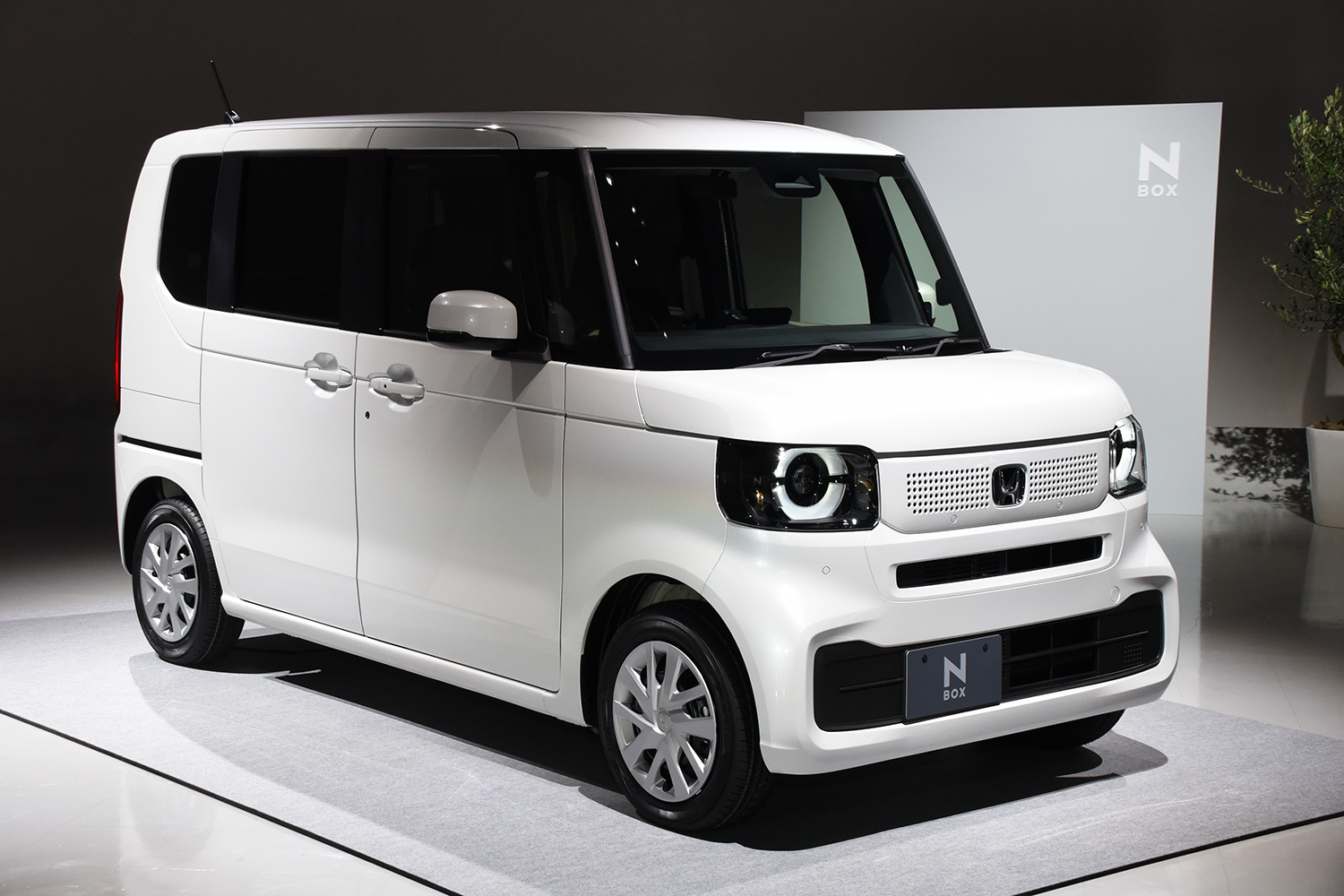 新型N-BOXはシンプルなように見えて凄い進化を遂げている！ キープコンセプトのように見えてデザインがより洗練されていた | 自動車情報・ニュース WEB CARTOP