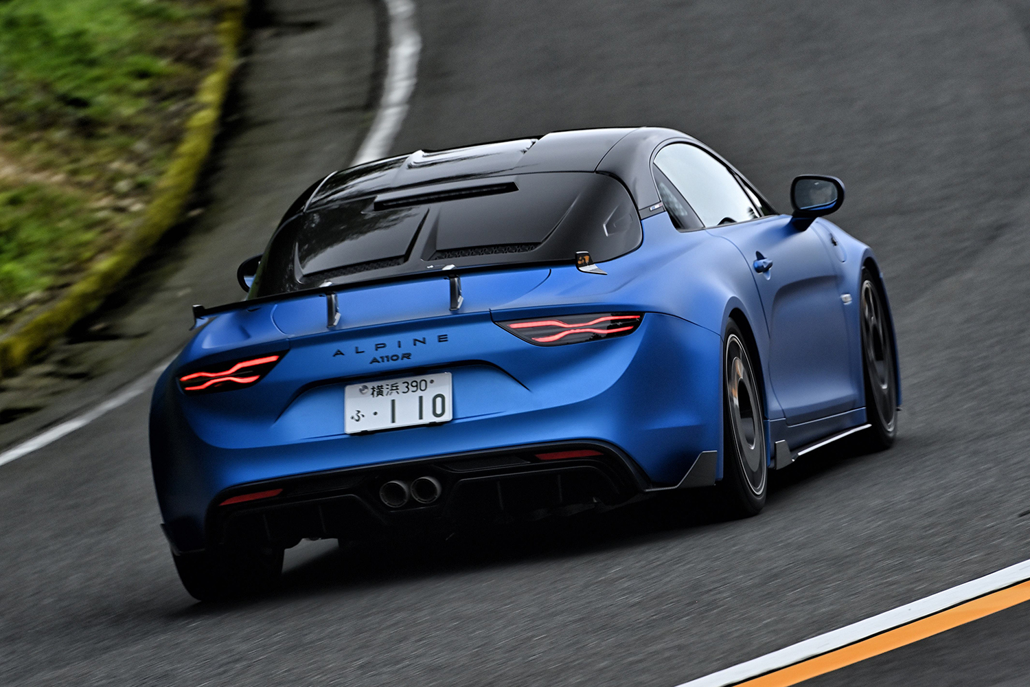 カーボンパーツで徹底した軽量化を施したアルピーヌA110の最強モデル「A110 R」に試乗 | 自動車情報・ニュース WEB CARTOP