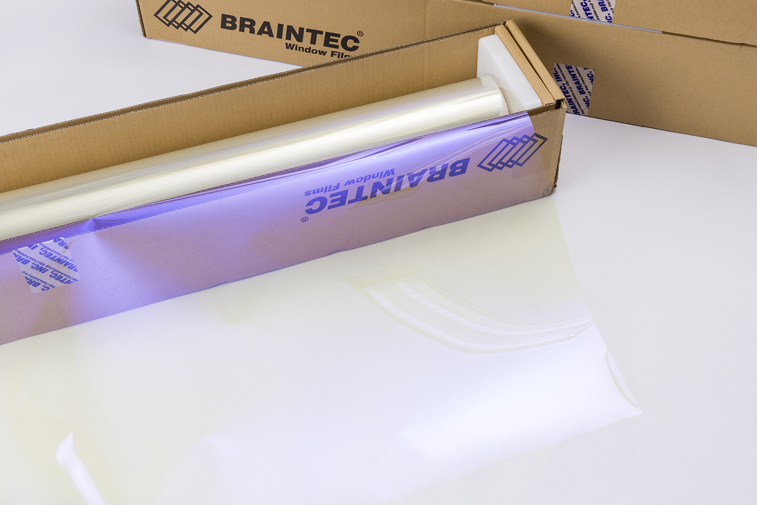 フロントウインドウへのフィルム施工は必ずしもダメじゃない！ 国交省の通達で違法と合法の基準が明確化| 自動車情報・ニュース WEB CARTOP