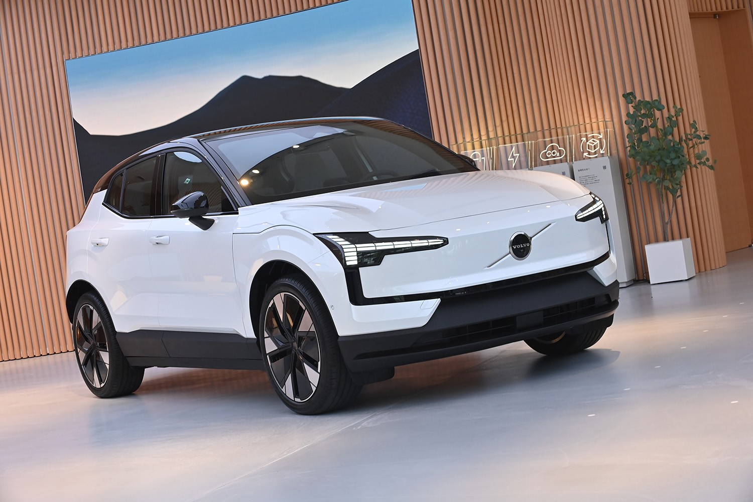 ボルボ史上最小のSUV「EX30」が日本導入決定！ サスティナブル素材を多用したコスパ最高な電気自動車は見どころ満載 | 自動車情報・ニュース WEB CARTOP