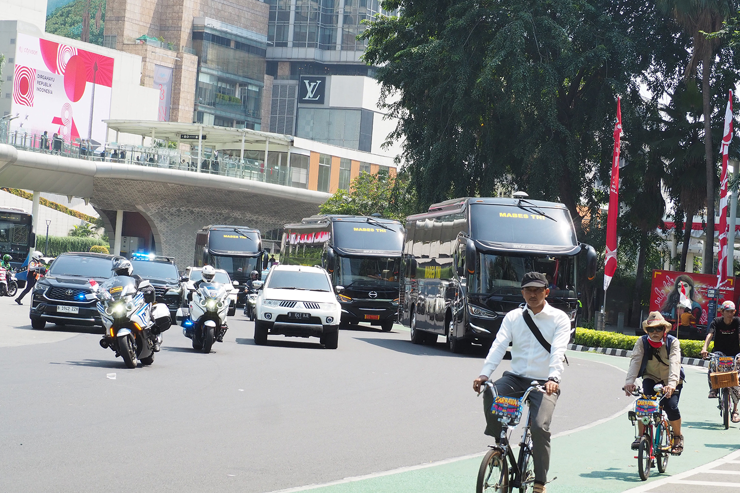 白バイがモーセばりに車列を割ってVIPを扇動するインドネシアの夕方 | 自動車情報・ニュース WEB CARTOP