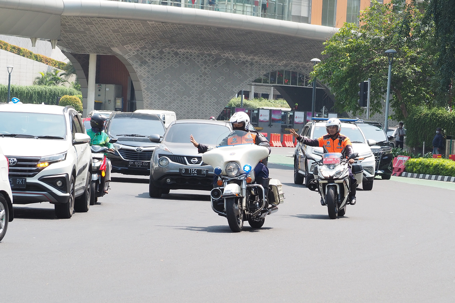 白バイがモーセばりに車列を割ってVIPを扇動するインドネシアの夕方 | 自動車情報・ニュース WEB CARTOP