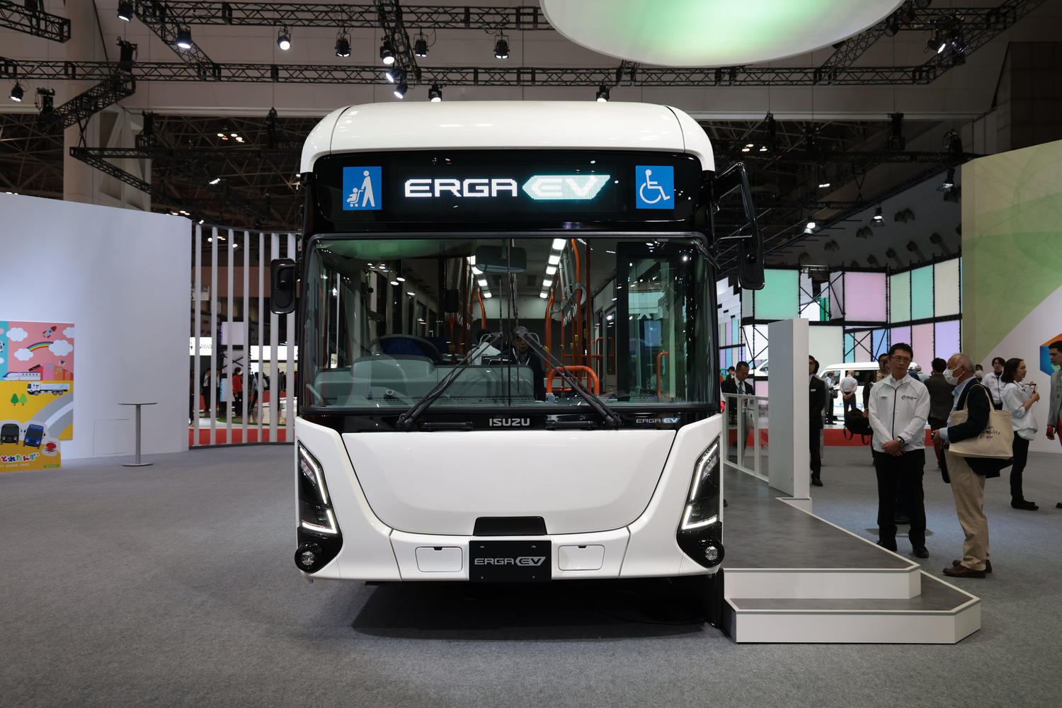 国産BEV路線バス「いすゞエルガ EV」のフラットフロアは大注目！ バスオタが驚愕したその理由とは | 自動車情報・ニュース WEB CARTOP