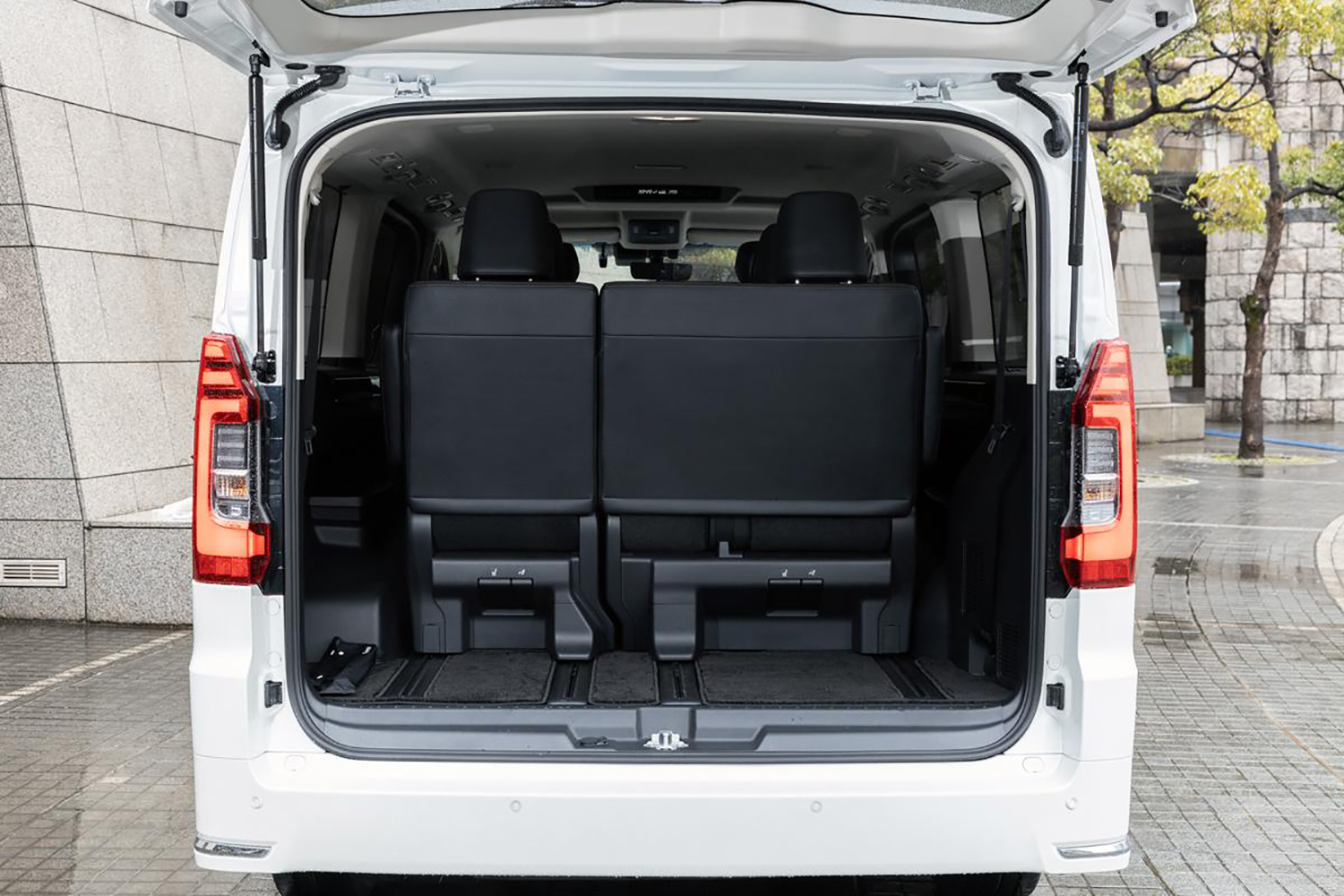 全長5mオーバー！ 巨大ミニバン「グランエース」とは | 自動車情報・ニュース WEB CARTOP