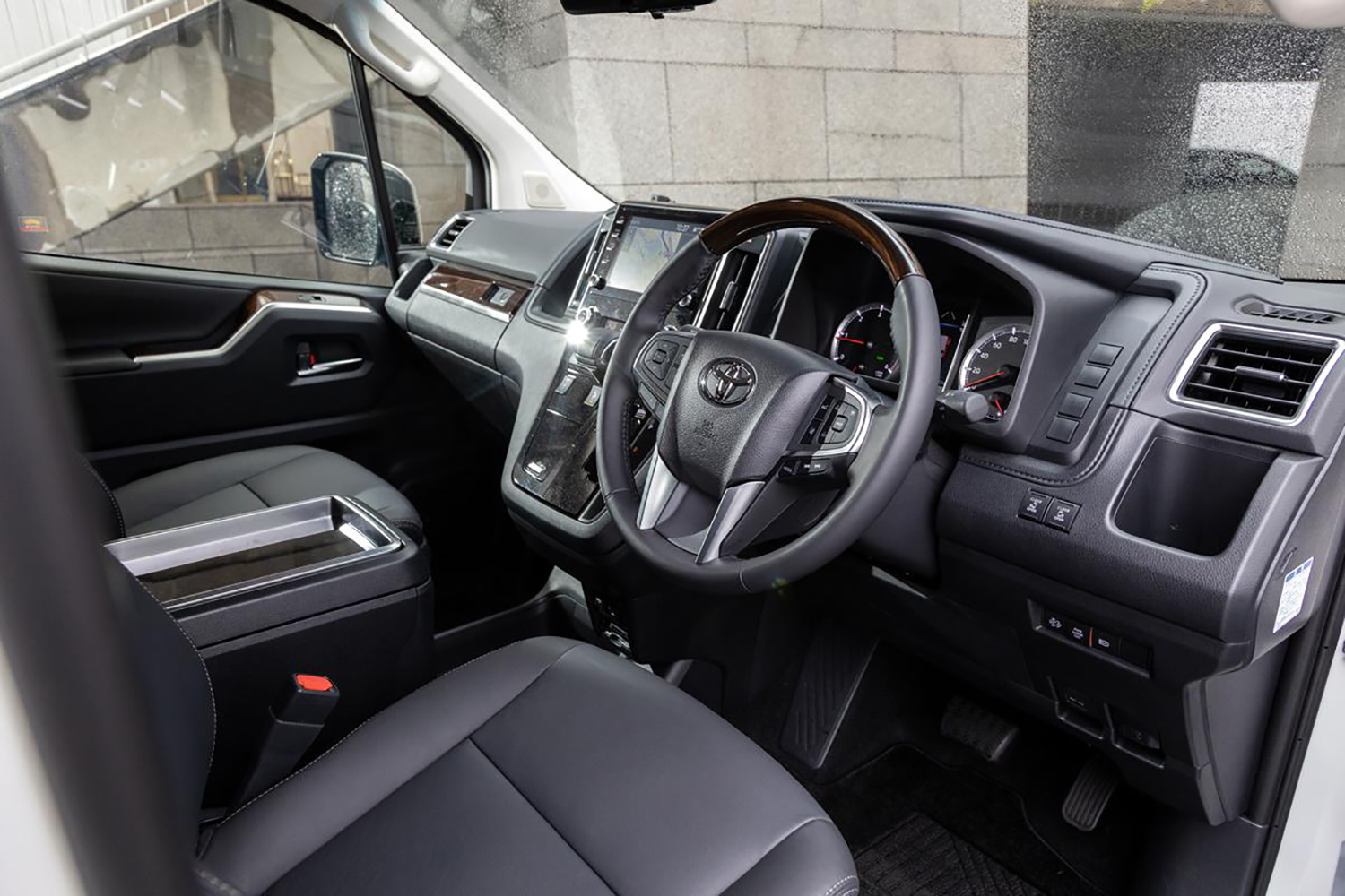 全長5mオーバー！ 巨大ミニバン「グランエース」とは | 自動車情報・ニュース WEB CARTOP