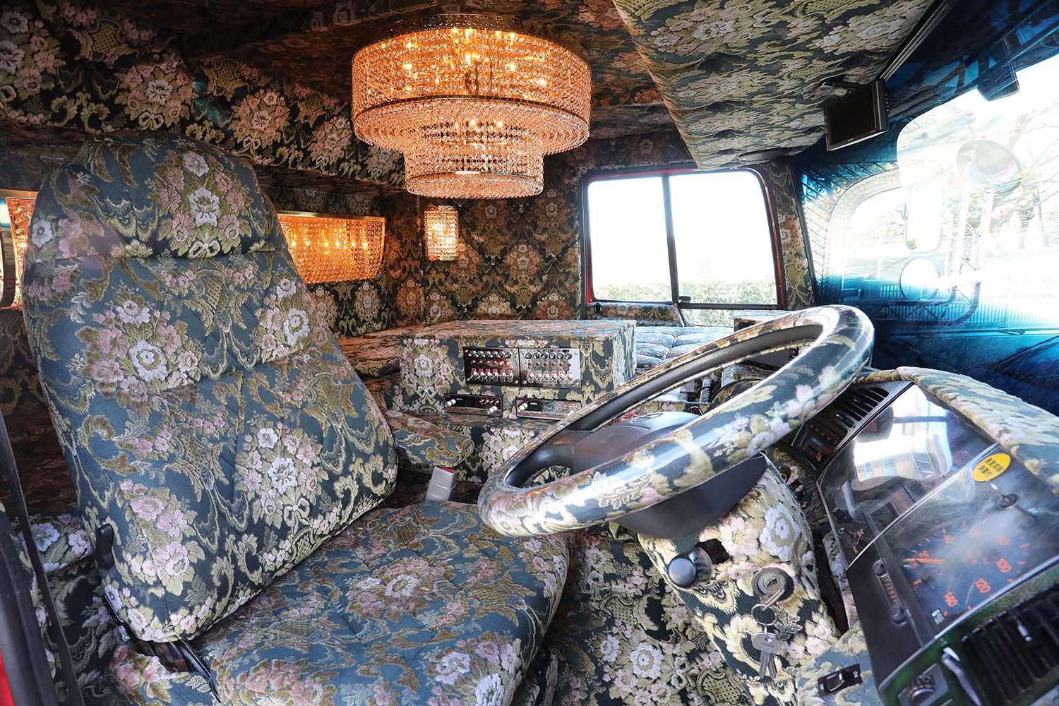 「金華山」を使ったデコトラの内装3選！ | 自動車情報・ニュース WEB CARTOP - 2ページ目