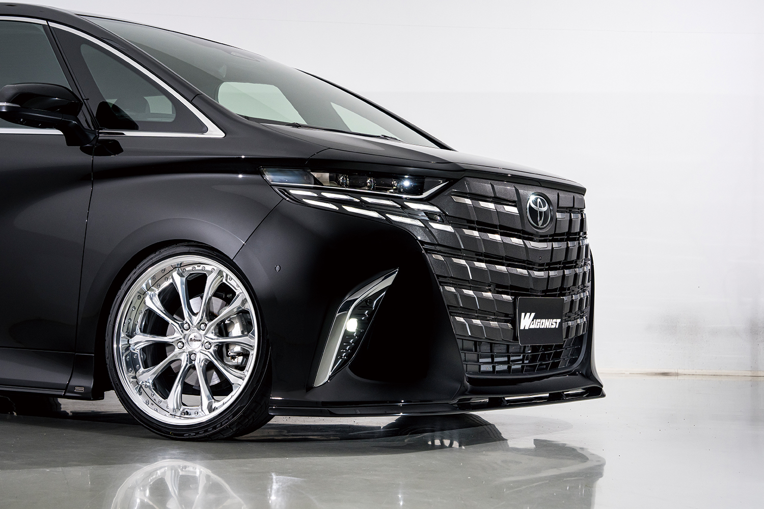 ゴシック建築のように優美で華やか！ 新型アルファード＆ヴェルファイアをプレミアムな輝きに導くWedsの新作「クレンツェ・ヴェルサム」登場 | 自動車情報・ニュース WEB CARTOP