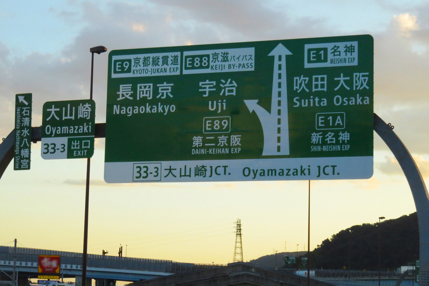 日本の道路標識は訪日客たちには判断しにくい⁉︎ 外国人が運転したときに分かりやすいか考えてみた 自動車情報・ニュース Web Cartop