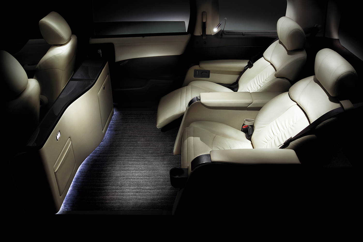 2列シート4人乗りの超豪華ミニバンの先駆け初代日産エルグランドロイヤルラインのVIPっぷり | 自動車情報・ニュース WEB CARTOP - 2ページ目