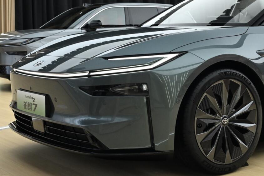 トヨタの新型BEVは4ドアクーペのフラッグシップ級モデル！ 新型BEV「bZ7」＆レクサス新型「ES」 上海で鮮烈デビュー（WEB CARTOP）｜dメニューニュース（NTTドコモ）